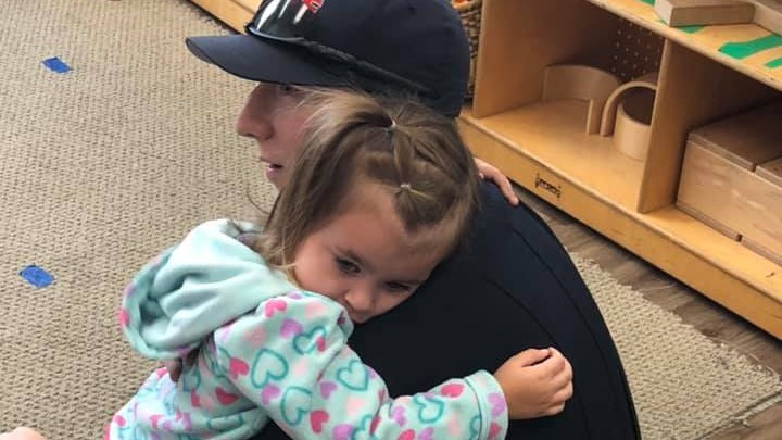 Megható: így nyugtatta mega a tűzoltó az autista kislányt - Blikk