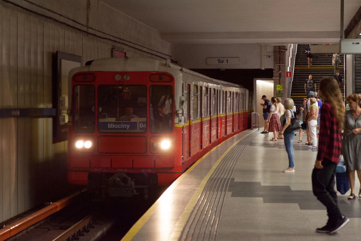 Poważna awaria na pierwszej linii metra. Warszawa uruchamia komunikację ...