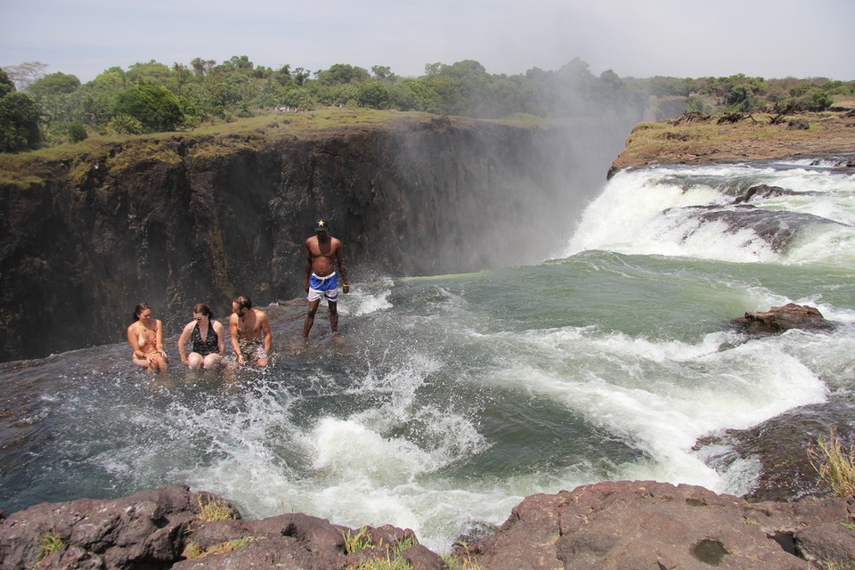 Zambia - "Diabelski basen" nad Wodospadami Wiktorii - Podróże
