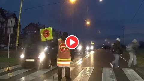 Pan STOPEK w Polsce ma kamizelkę odblaskową i znak STOP, by dzieci ...