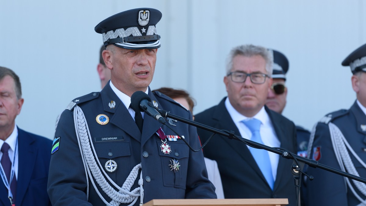 Gen. Tomasz Drewniak o lotach Kuchcińskiego: łamano instrukcję HEAD ... Gen. Tomasz Drewniak o lotach Kuchcińskiego: łamano instrukcję HEAD ...