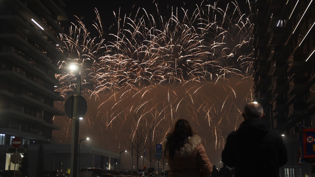 VO NA RAŽNJU, KUVANO VINO I VATROMET: Ispred opštine Gračanica počeo ...