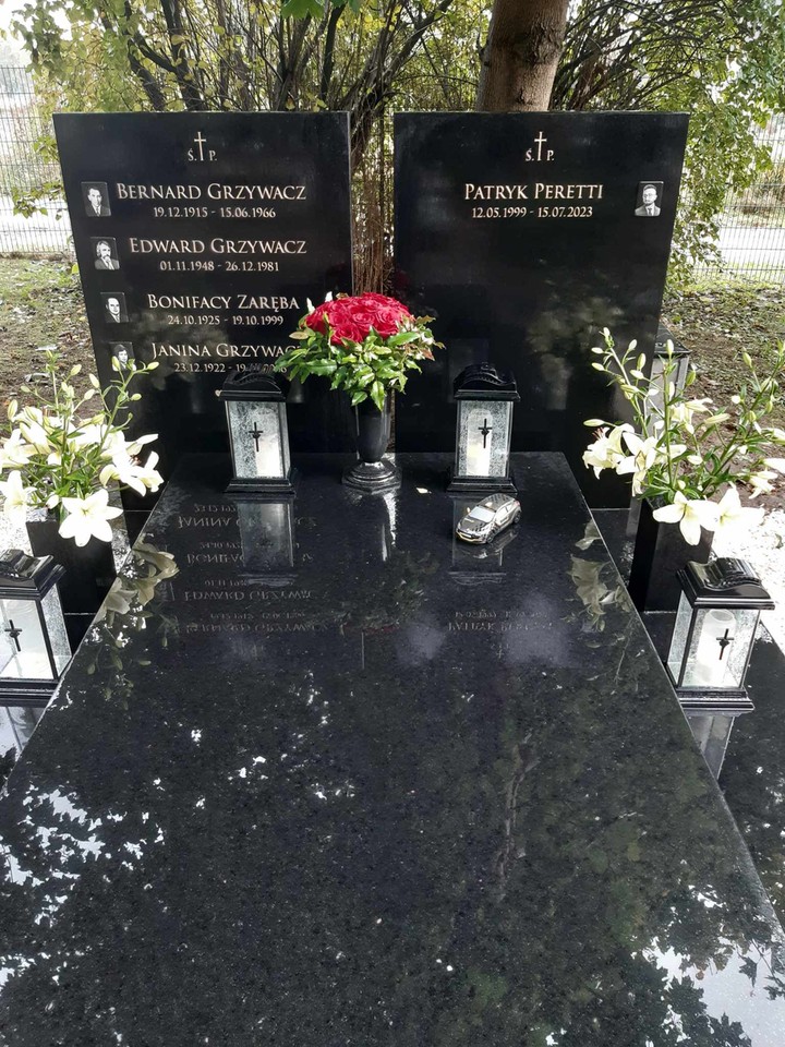 Tak dziś wygląda grób Patryka Perettiego. Uwagę zwraca figurka ...