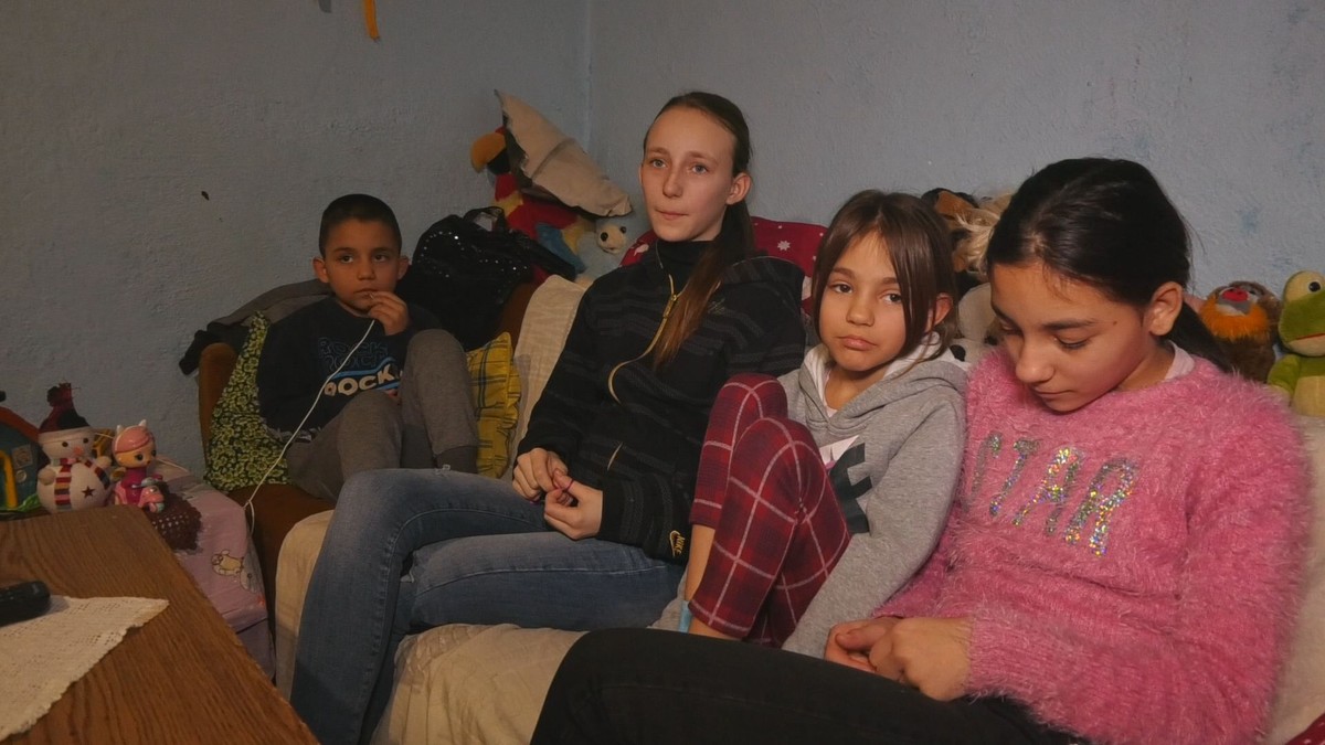 Potresna priča samohrane majke koja sa četvoro dece živi u podrumu: "Spavam na podu jer u ...