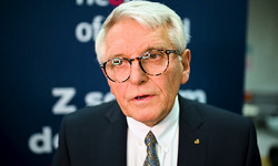 Znany lekarz ofiarą oszustów. Został "twarzą" pseudoleków. Dr Sutkowski ...