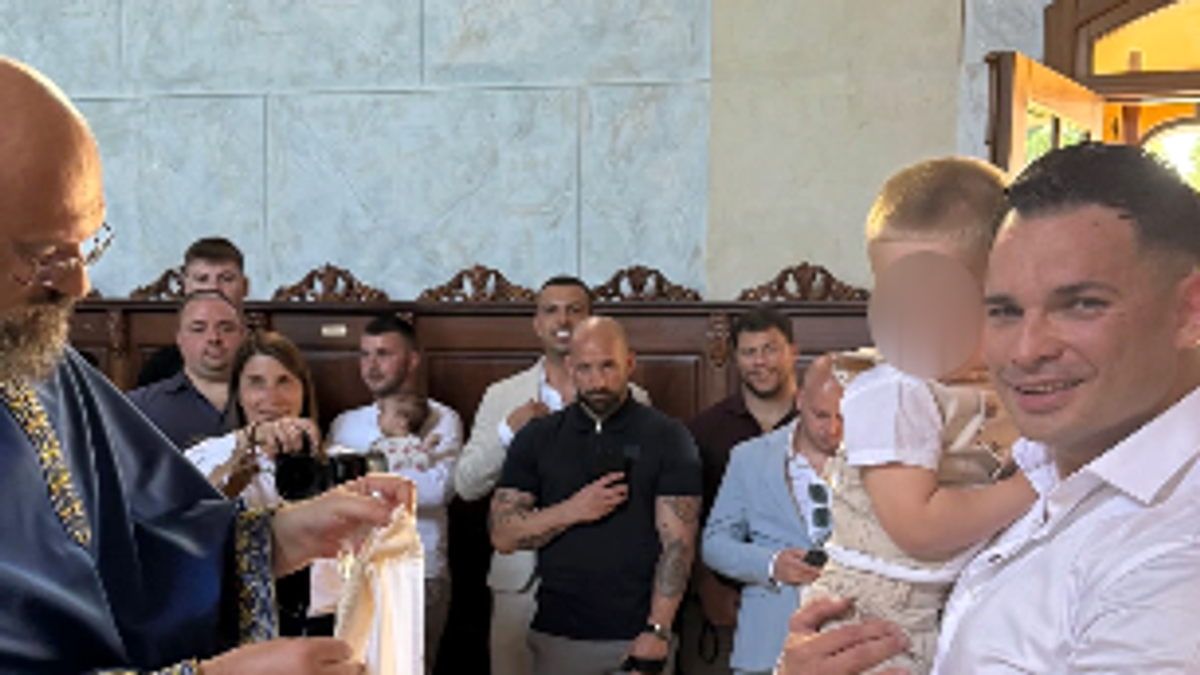 Prva slika sa krštenja sina mirka šijana: Kum Miljan Hofman ga drži u ...