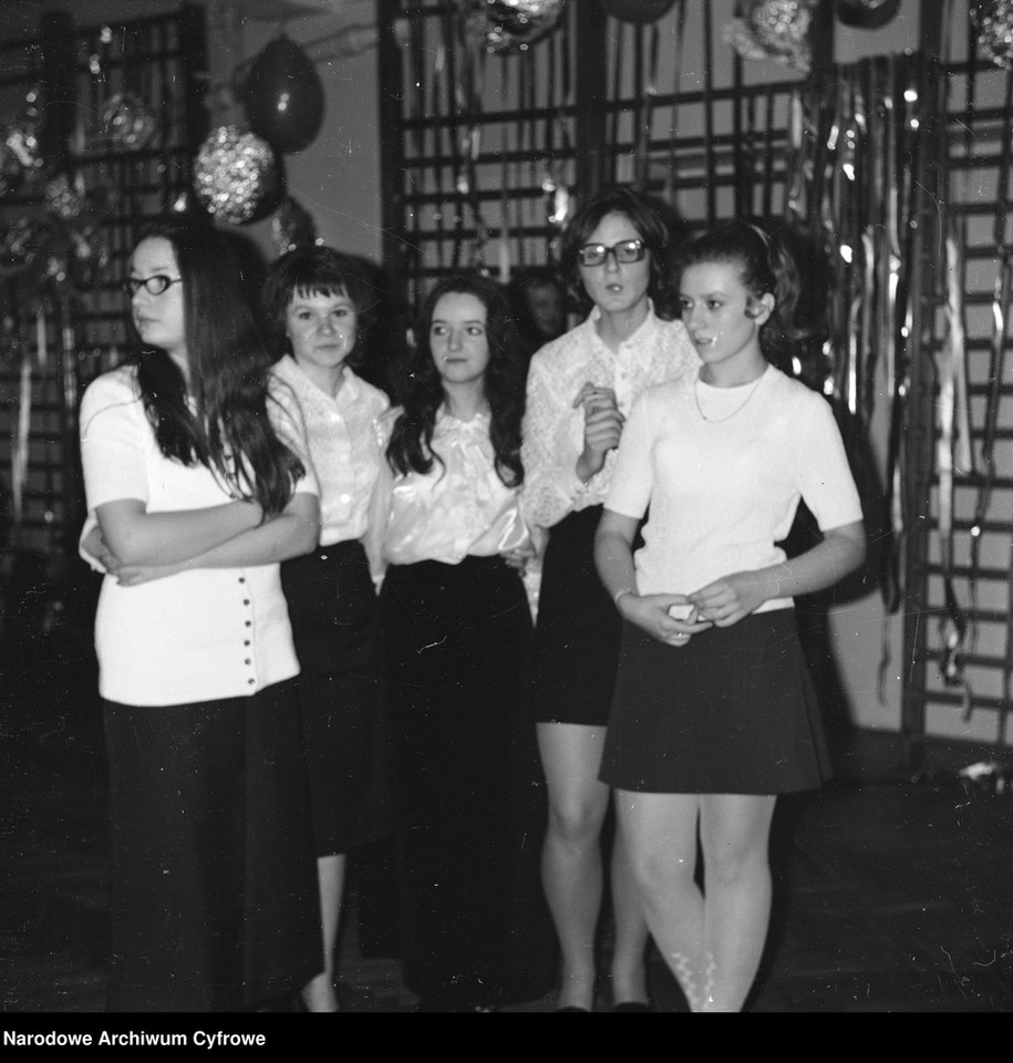 Studniówka w PRL-u. Białe bluzki, krótkie krawaty i bal na sali ...