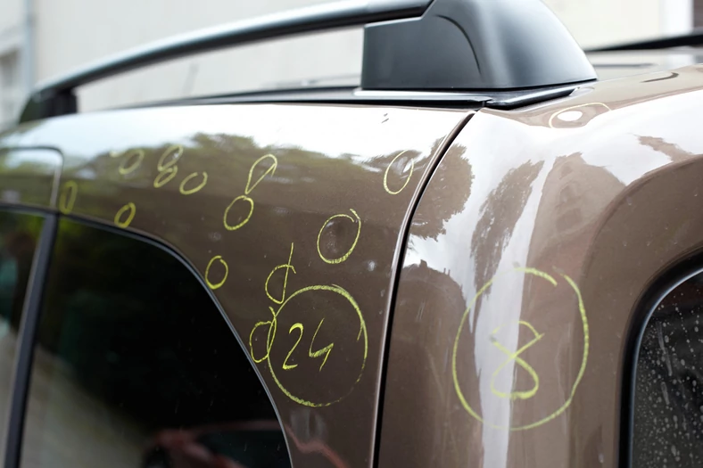 Czy warto kupić samochód po gradobiciu? Przecież jeździ!