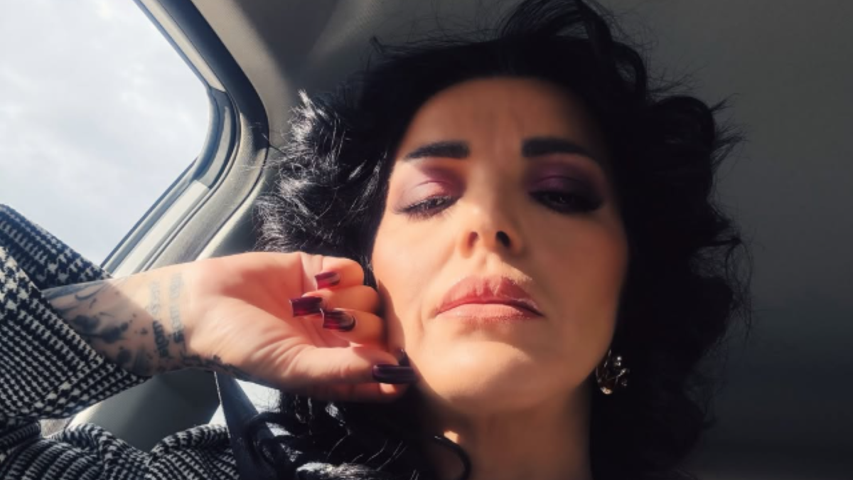 Pevačica bila u kandžama droge: "Moja deca nisu imala odeću da nose" - Blic