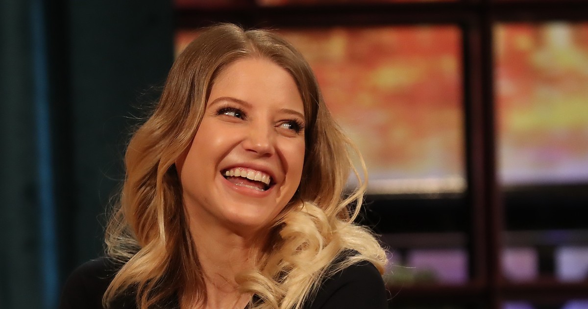 Szabó Zsófi az ablakban meztelenkedik - fotó - Blikk