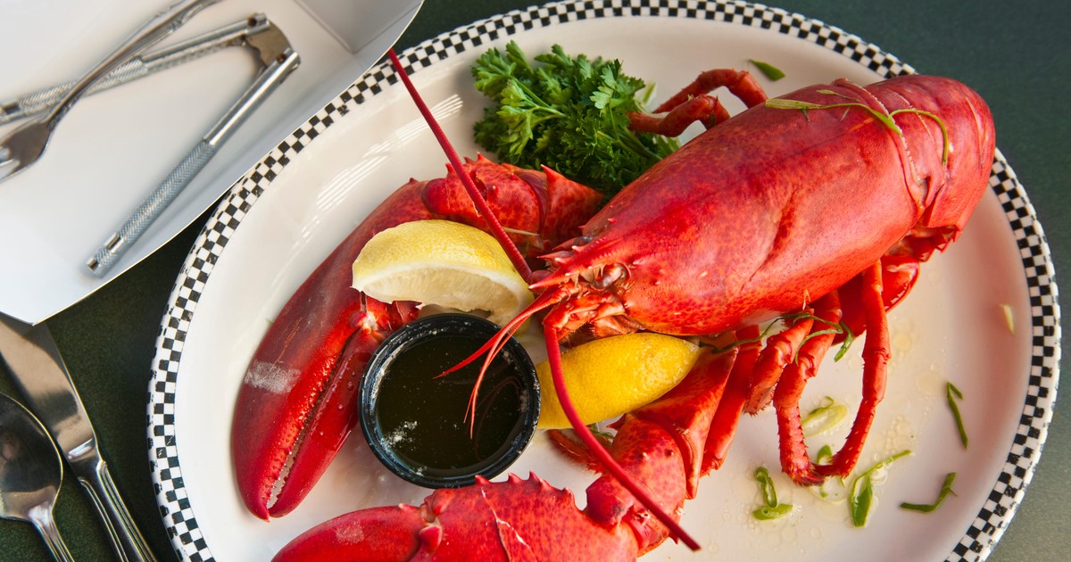 700 Airbus workers reportedly got sick after feasting on lobster and ...