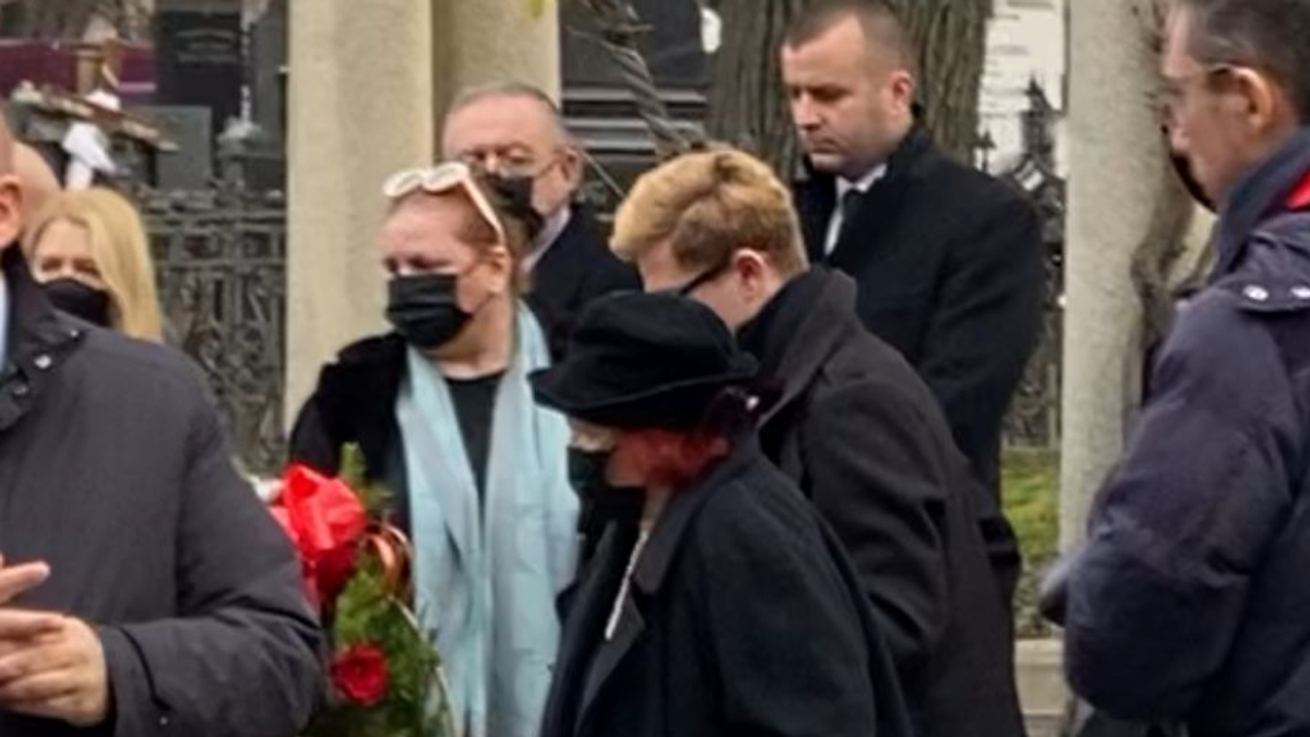 (VIDEO) Sestra Milutina Mrkonjića JEDVA STOJI NA NOGAMA: Potresna scena na sahrani - Blic