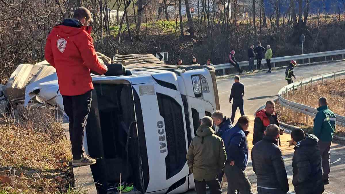 Saobraćajna nesreća kod Kraljeva: Prevrnuo se kamion pun kamenja - Blic