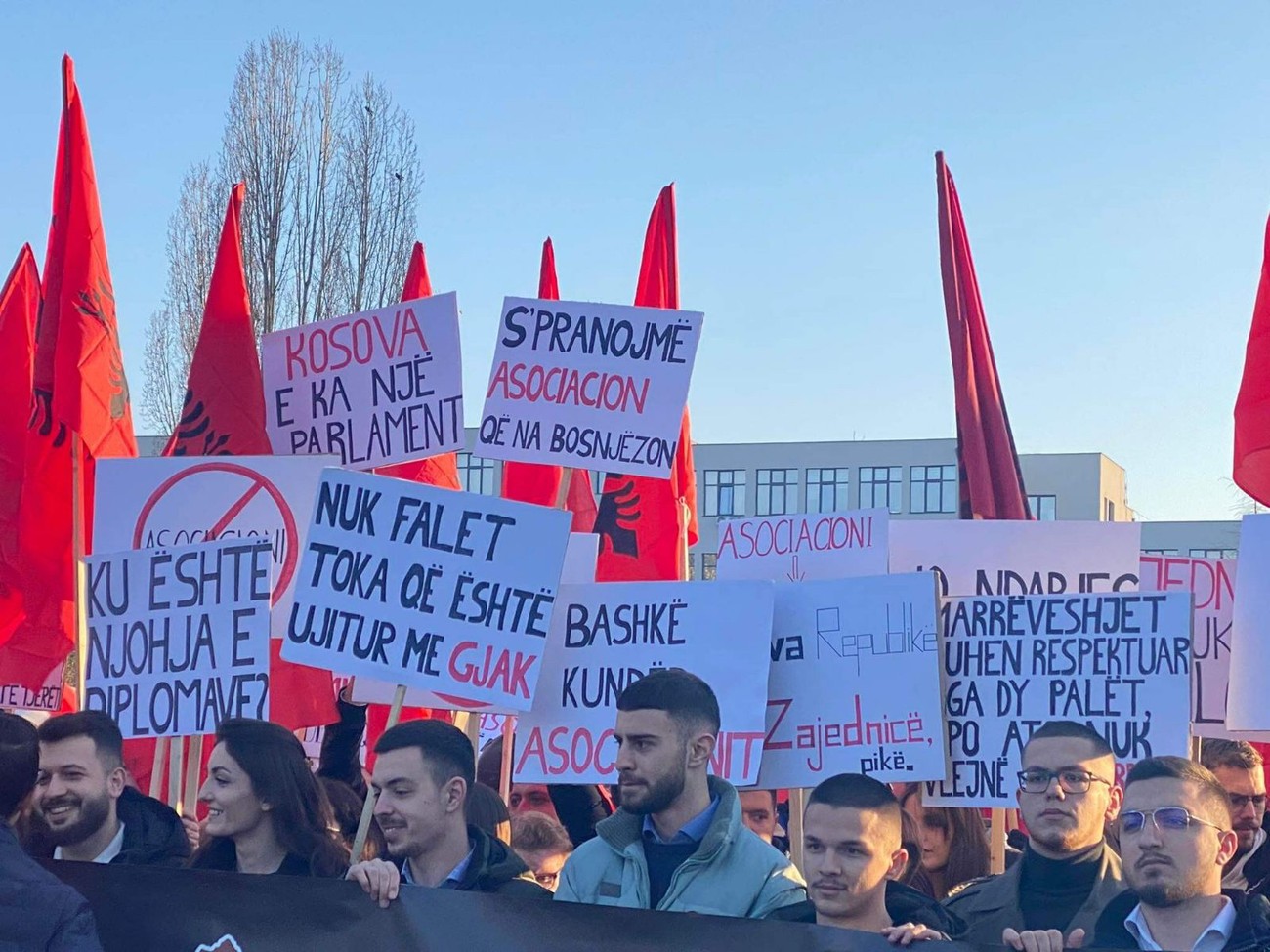 Studenti u Prištini sa zastavama Albanije demonstrirali protiv ...