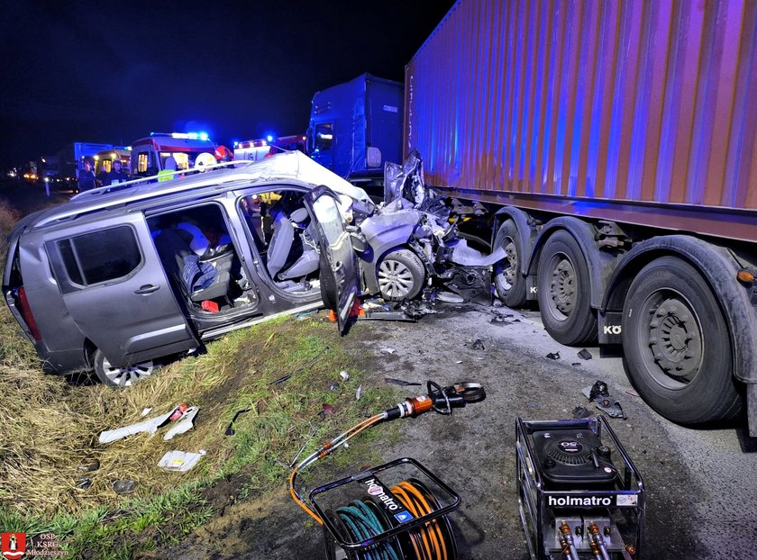Potworny wypadek pod Sochaczewem. Dwie osobówki wbiły się w tira Potworny wypadek pod Sochaczewem. Dwie osobówki wbiły się w tira