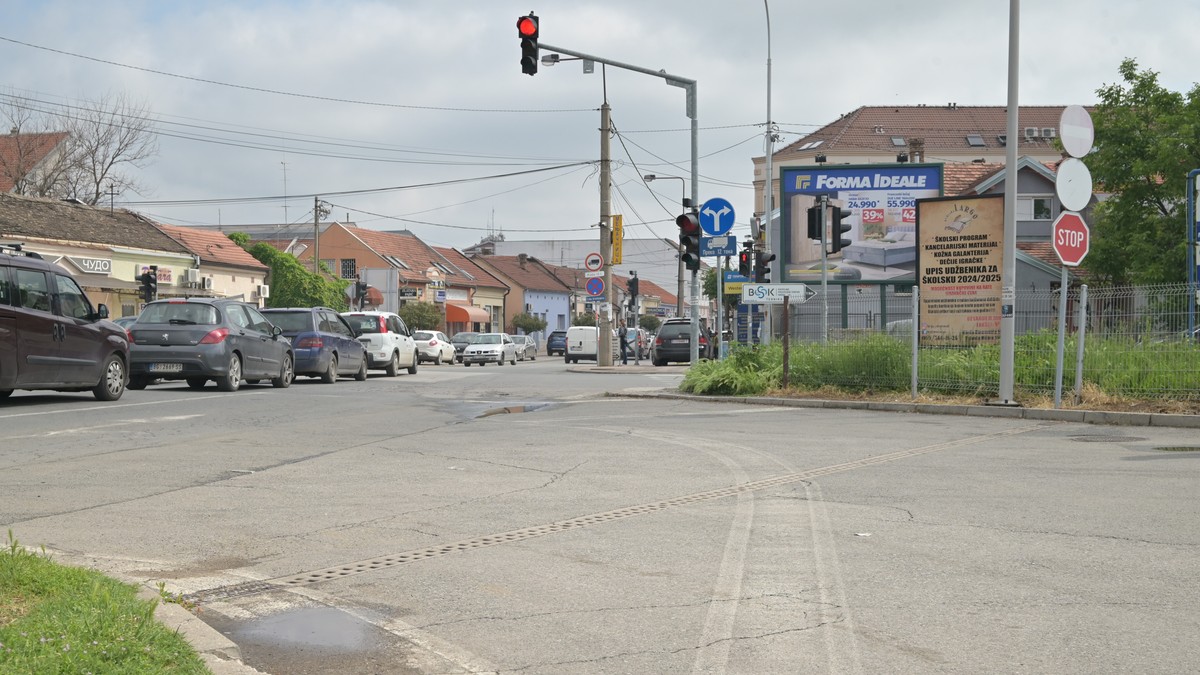 Prve fotografije iz Obrenovca gde je muškarac ukrao automobil u kom je bila devojčica - Blic