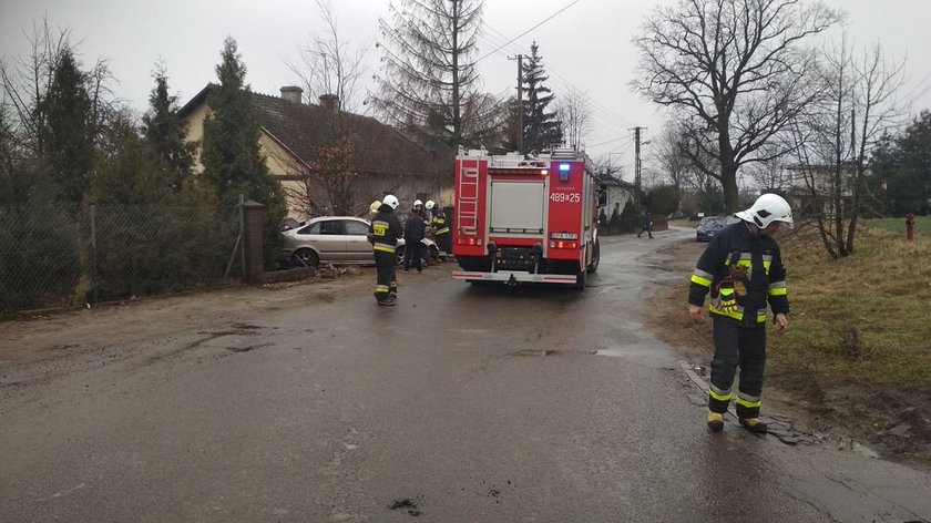 Dachowanie mazdy w Konstantynowie Łódzkim. Kierowca pijany Dachowanie mazdy w Konstantynowie Łódzkim. Kierowca pijany