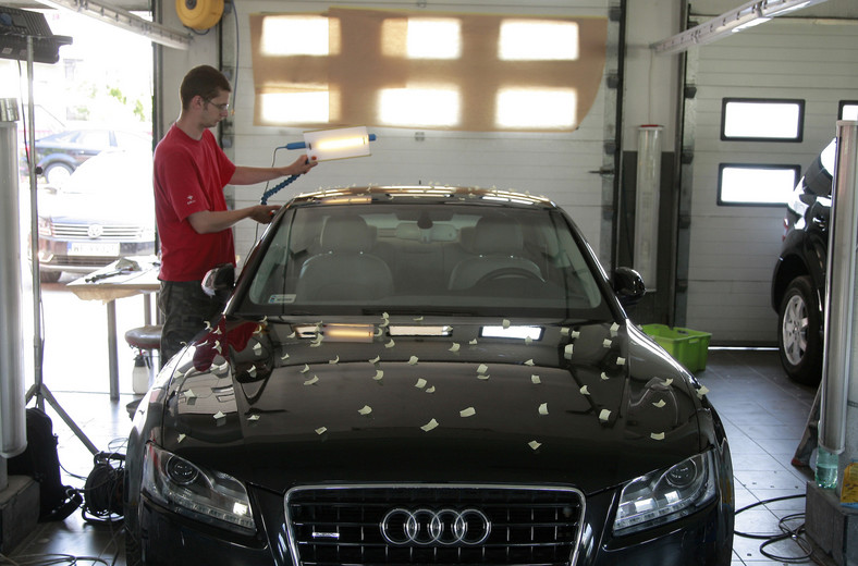 Auto po gradobiciu - jak to naprawić i czy to w ogóle ma sens?