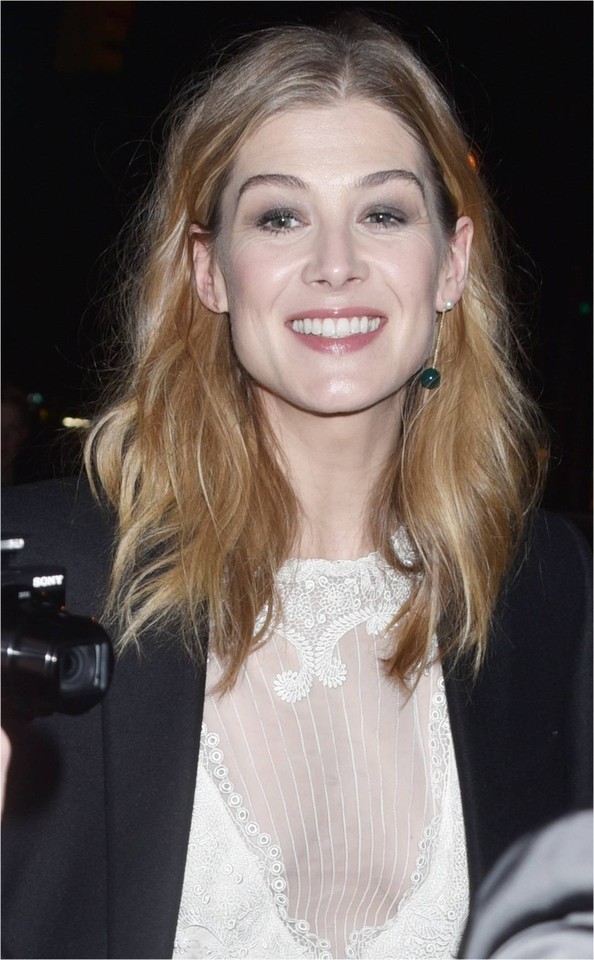 Rosamund Pike bez stanika. Prowokuje? - Plejada.pl Rosamund Pike bez stanika. Prowokuje? - Plejada.pl