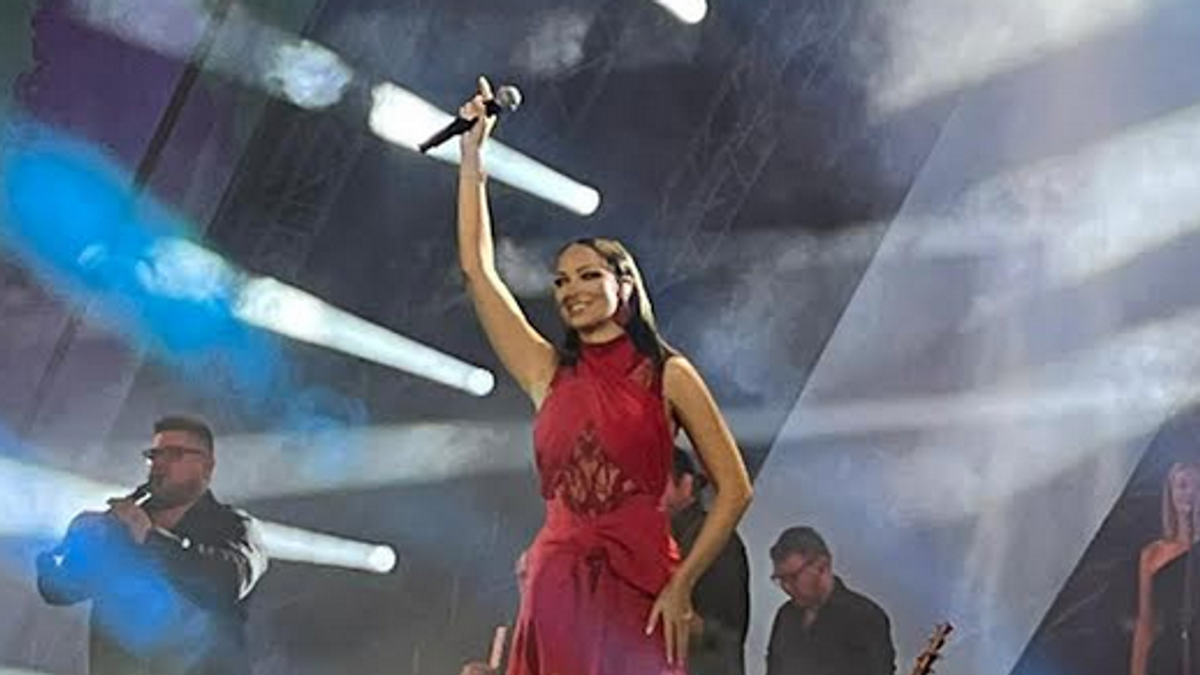 Aleksandra Prijović raspametila publiku kad je izašla na binu u providnoj haljini sa kristalima ...