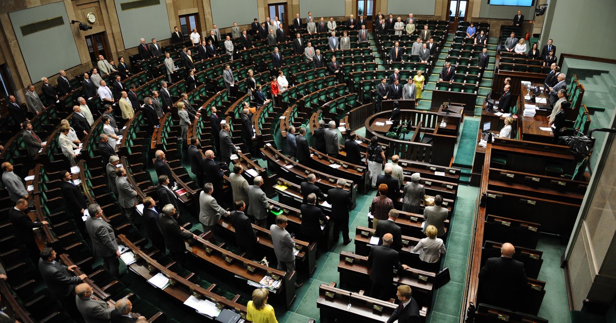 Sondaż: trzy partie w Sejmie - Wiadomości