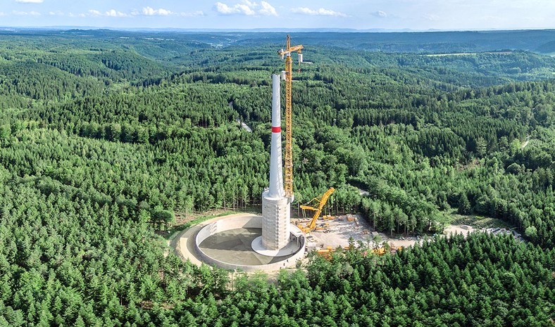 Najwyższa turbina wiatrowa stanęła w Niemczech. Wykorzytuje nowatorski ...