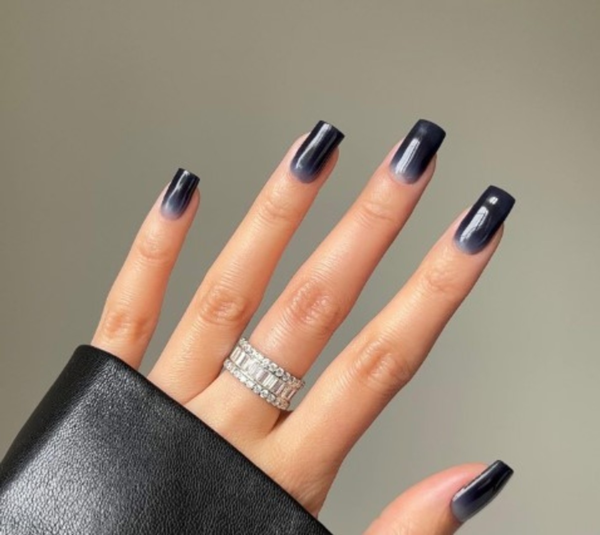 Crni lak za nokte je postao mejnstrim, a ove sezone je trend broj jedan ...