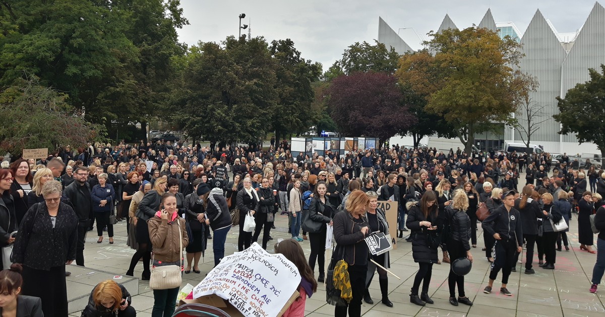 Sąd uniewinnił autorkę transparentu "Polka Walcząca". "Haniebny wyrok ...
