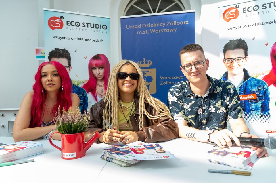 Sara James i Saszan na akcji Sprzątania Świata. Sadowska przyszła z córką - Plejada.pl