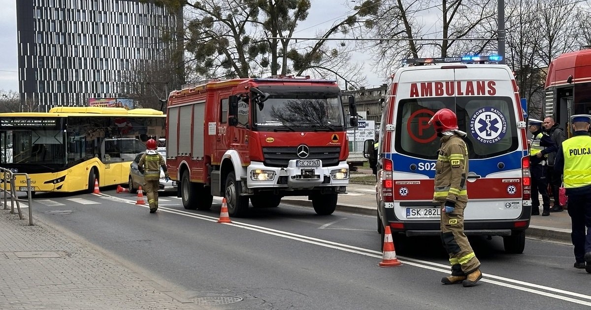 Wypadek w Katowicach. Wysiadł z tramwaju i wpadł pod autobus