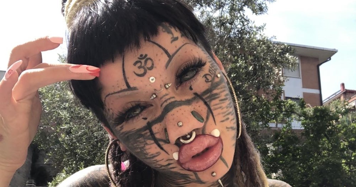 Włoszka mówi, że jest kotem i ma 72 kolczyki. Kiedyś wyglądała tak...