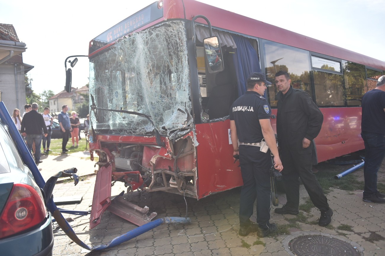 Vozaču autobusa koji je uleteo u dečje igralište u Zemunu ODREĐEN PRITVOR OD 30 DANA! - Blic