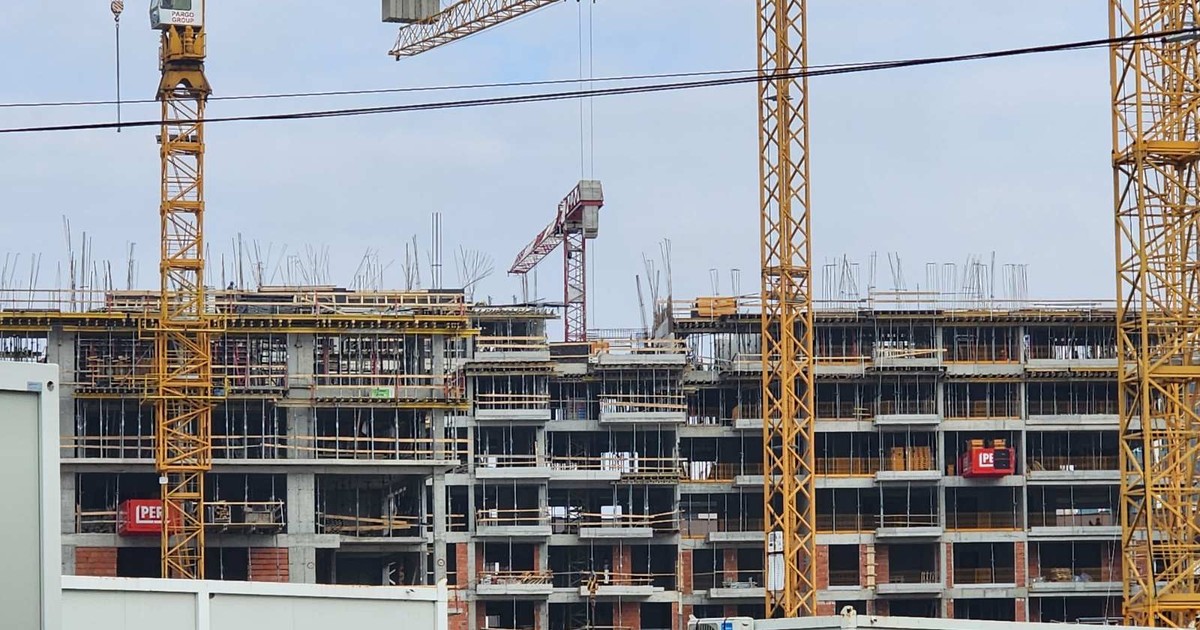 Prve slike sa mesta užasa na Novom Beogradu: Radnik pao sa skele - Blic