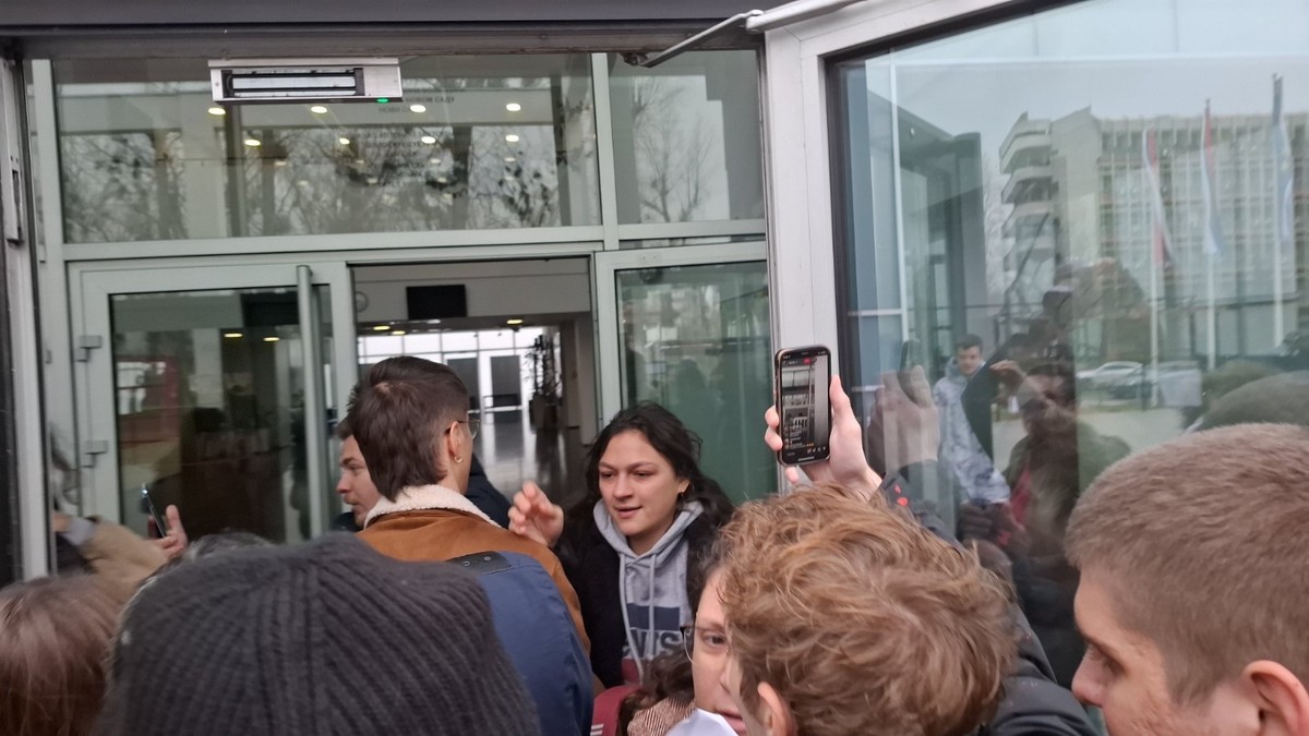 Blokiran Rektorat u Novom Sadu, u blokadi oko 40 fakulteta, saobraćaj zaustavljen na 15 minuta u ...