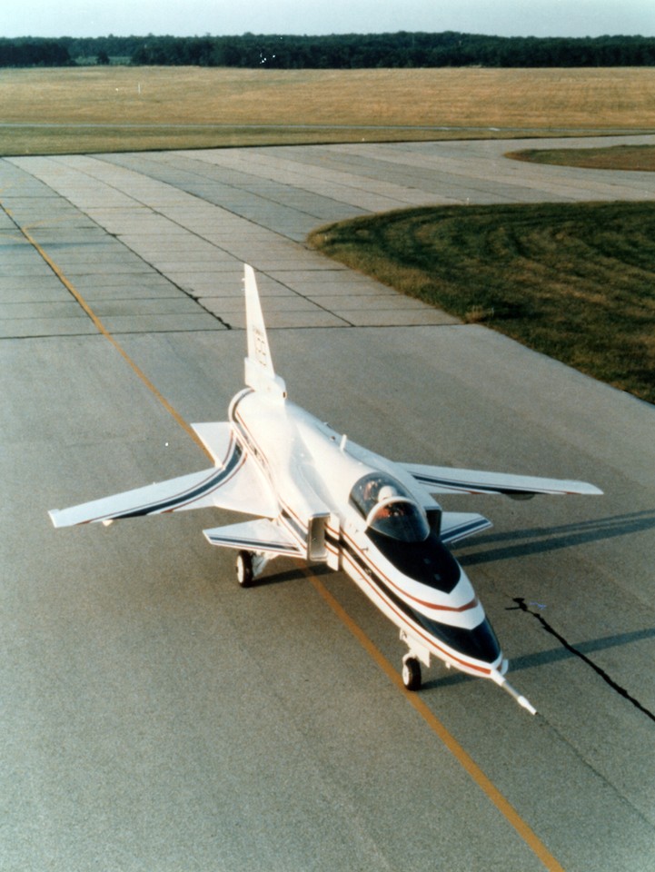 Grumman X-29 - eksperymentalna maszyna o ujemnym skosie skrzydeł kończy ...