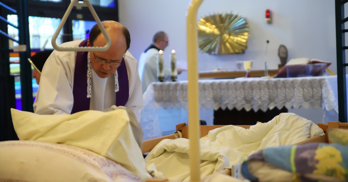 Ks. Adam odprowadza chorych na granicę życia. "Śmierć jest premierą ...