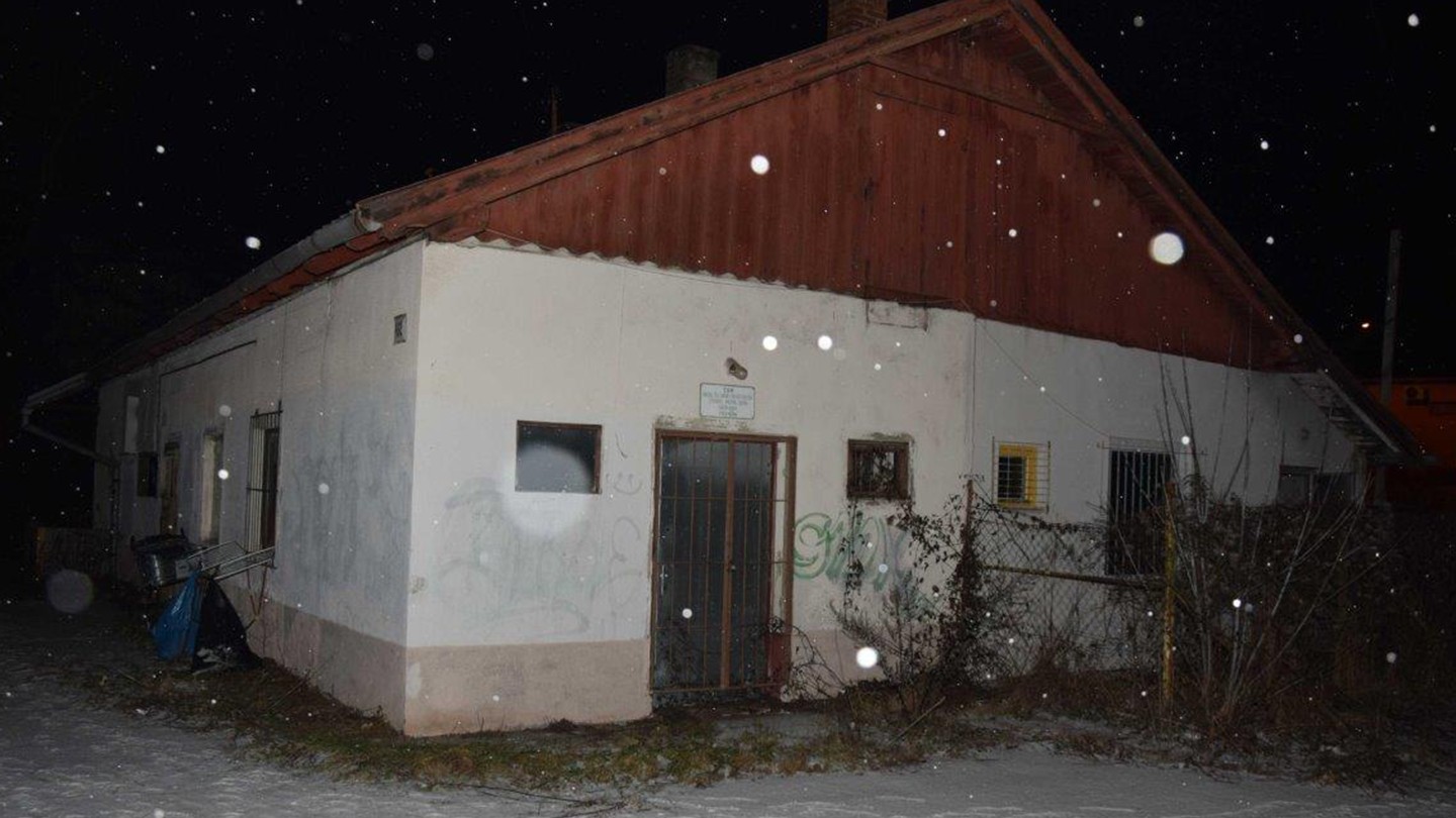 V Trenčíne horela budova železníc: Traja ľudia utrpeli zranenia ...