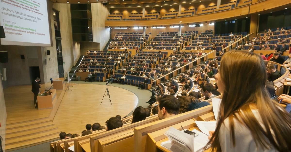 "Profesor będzie zarabiał minimum 9 tys. 300 zł". Podwyżki na ...