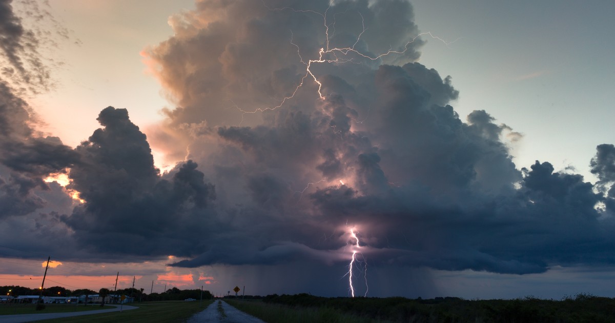 Gdzie jest burza? Miejscami silne opady, mocny wiatr i burze z gradem ...