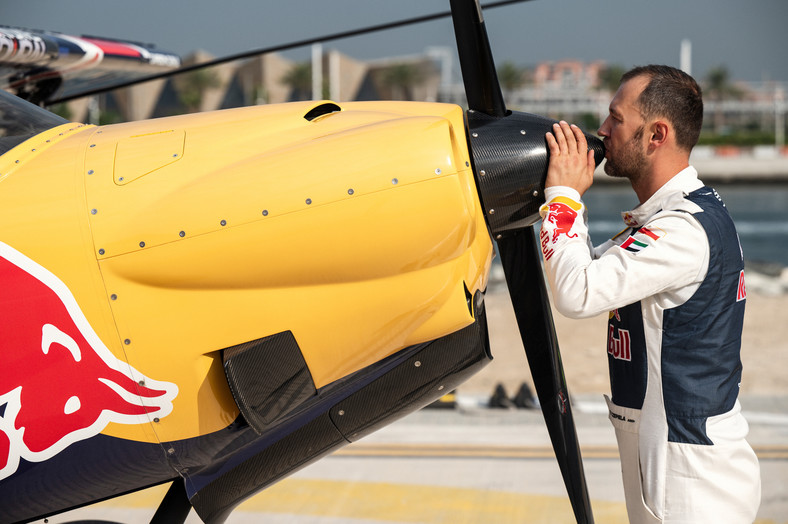 Polski pilot Łukasz Czepiela wykonał sztuczkę, której nikt nie powtórzy ...