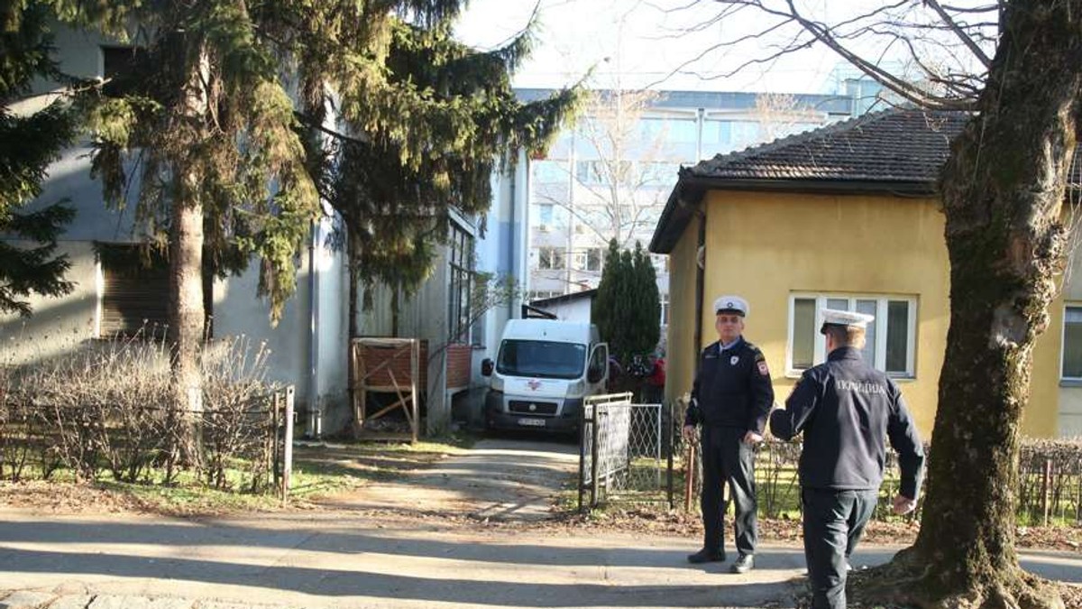 Otac (33) slučajno pregazio sina (1), meštani u šoku: "Držao ga je u rukama pre tragedije" - Blic