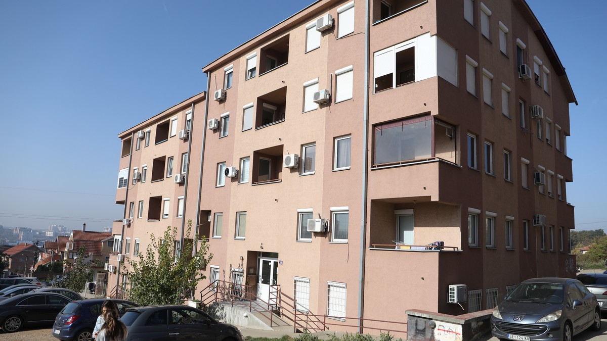 "PROBUDILA NAS JE PUCNJAVA I KRICI, JAUKAO JE I VRIŠTAO" Policija traga za maskiranim napadačem ...