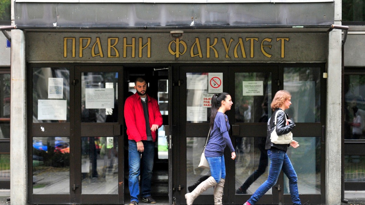 Pravni fakultet u Novom Sadu najavio nastavu od 5. maja, studenti u blokadi kažu da je to protiv ...