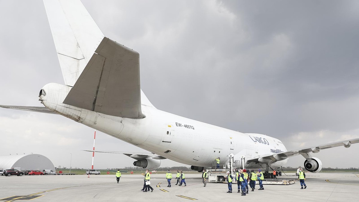 GROM UDARIO U PISTU NA BEOGRADSKOM AERODROMU Napravljene dve rupe ...