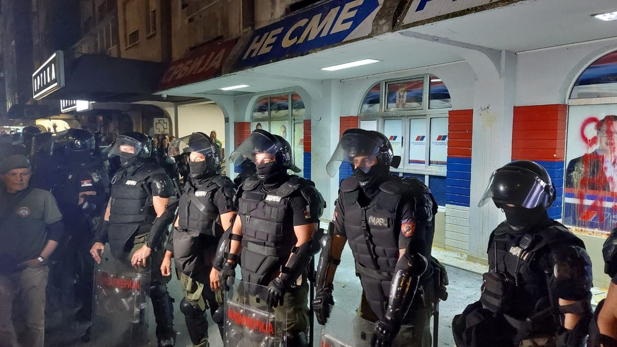 Napeto u Nišu i Novom Sadu: Demonstranti gađali jajima prostorije SNS ...