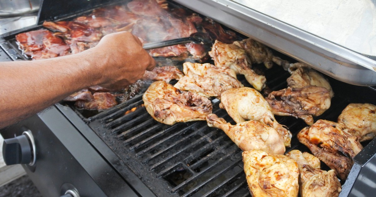 Chefs share 7 of the best and 6 of the worst foods to cook on a grill ...