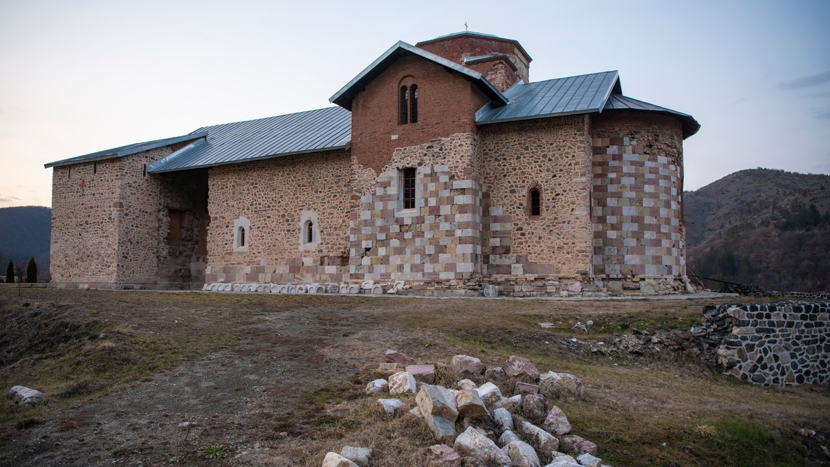 Grupa vernika iz Novog Sada koja je bila u opkoljenom manastiru Banjska ...