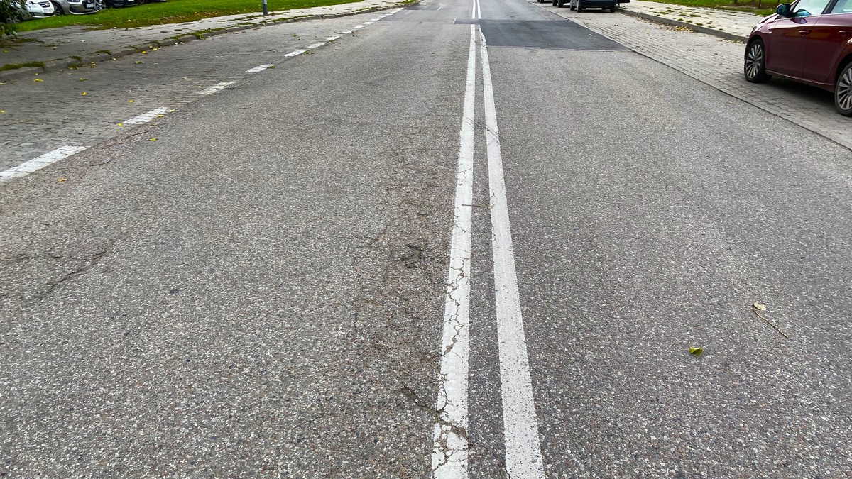 Czy wiesz, co oznaczają te linie na drodze? Każda o czymś informuje