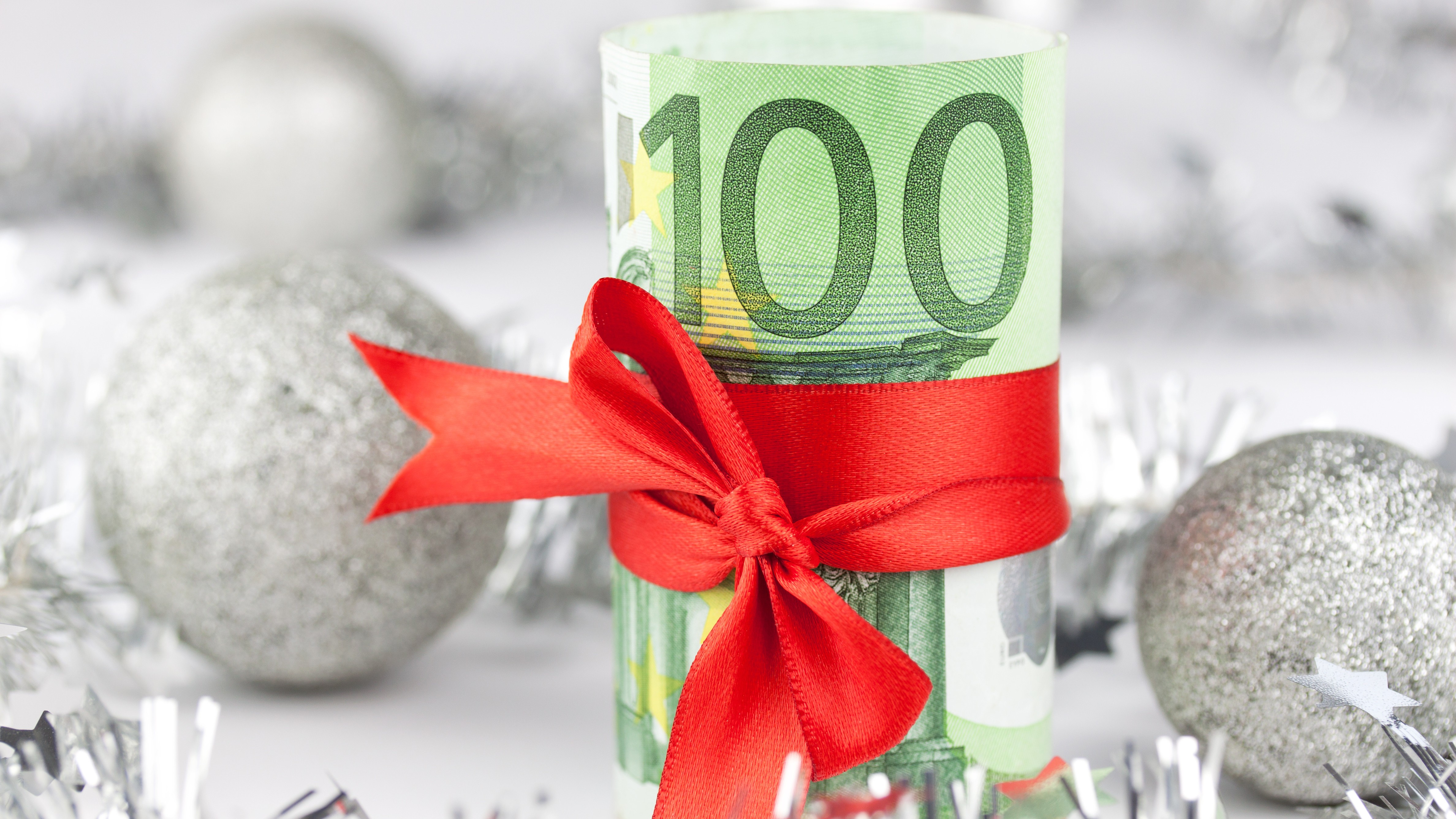 Döntött a kormány: kötelező karácsonyi bónusz jön, ennyit kapna itt ...