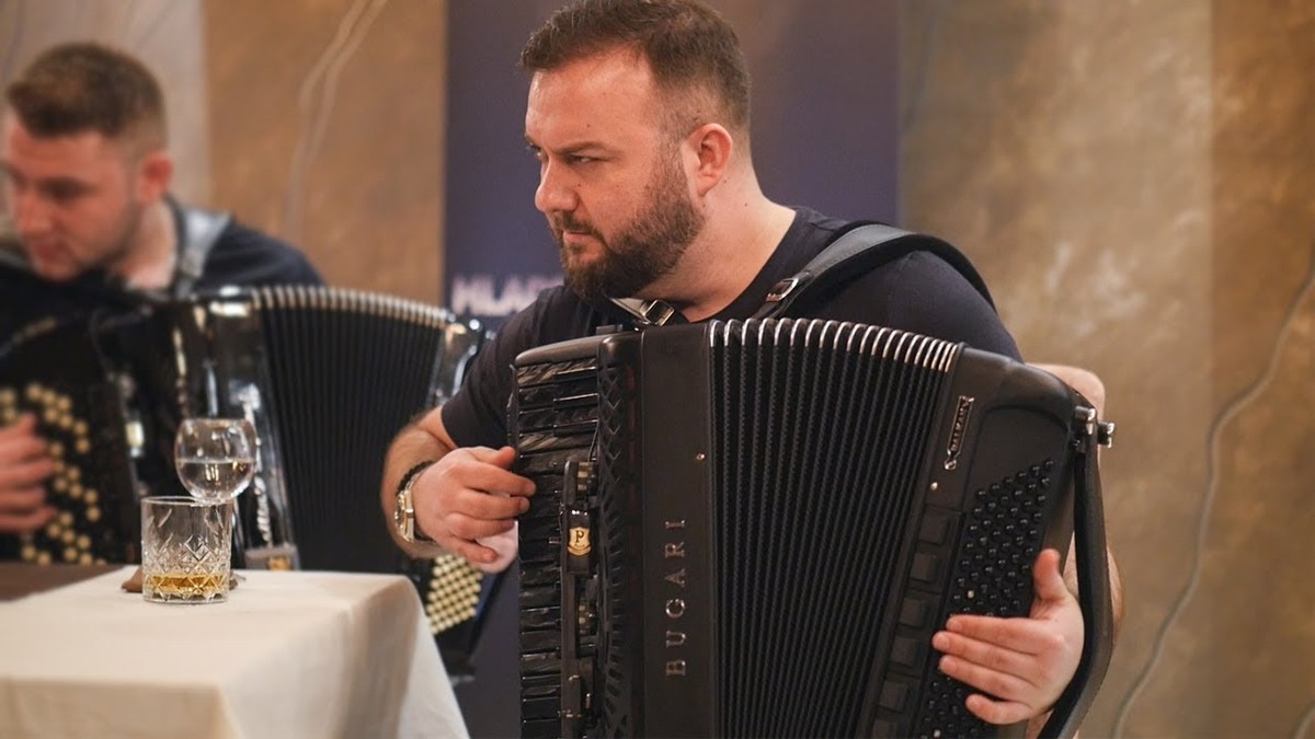 borko radivojević ima milione pregleda na mrežama: ko je harmonikaš - Blic